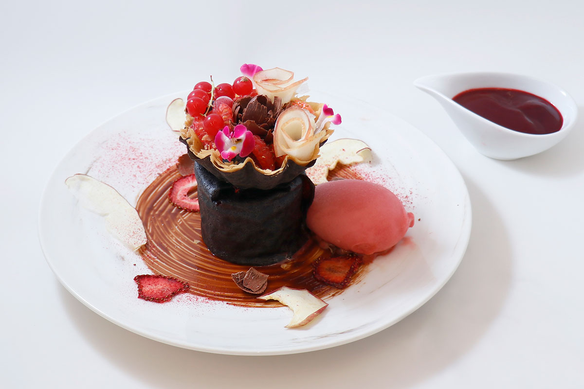 20周年を記念したブーケのような華やかなデセールが自由が丘の「カフェ ベルアメール」に登場！期間限定で銀座三越のカフェ ボンボヌールではコラボした限定メニューをお届けします | Foooood