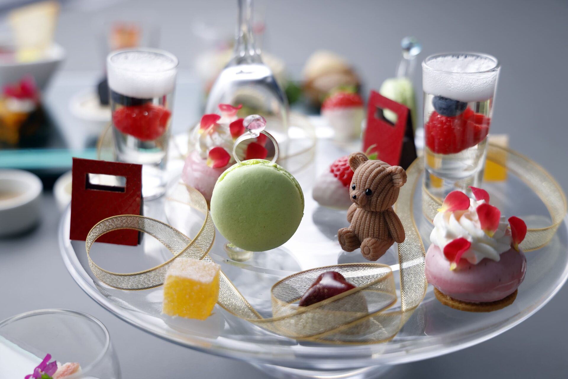 【大阪マリオット都ホテル】キュートなテディベア、煌めく指輪やバッグなど贈り物をイメージしたアフタヌーンティーが登場！ | Foooood