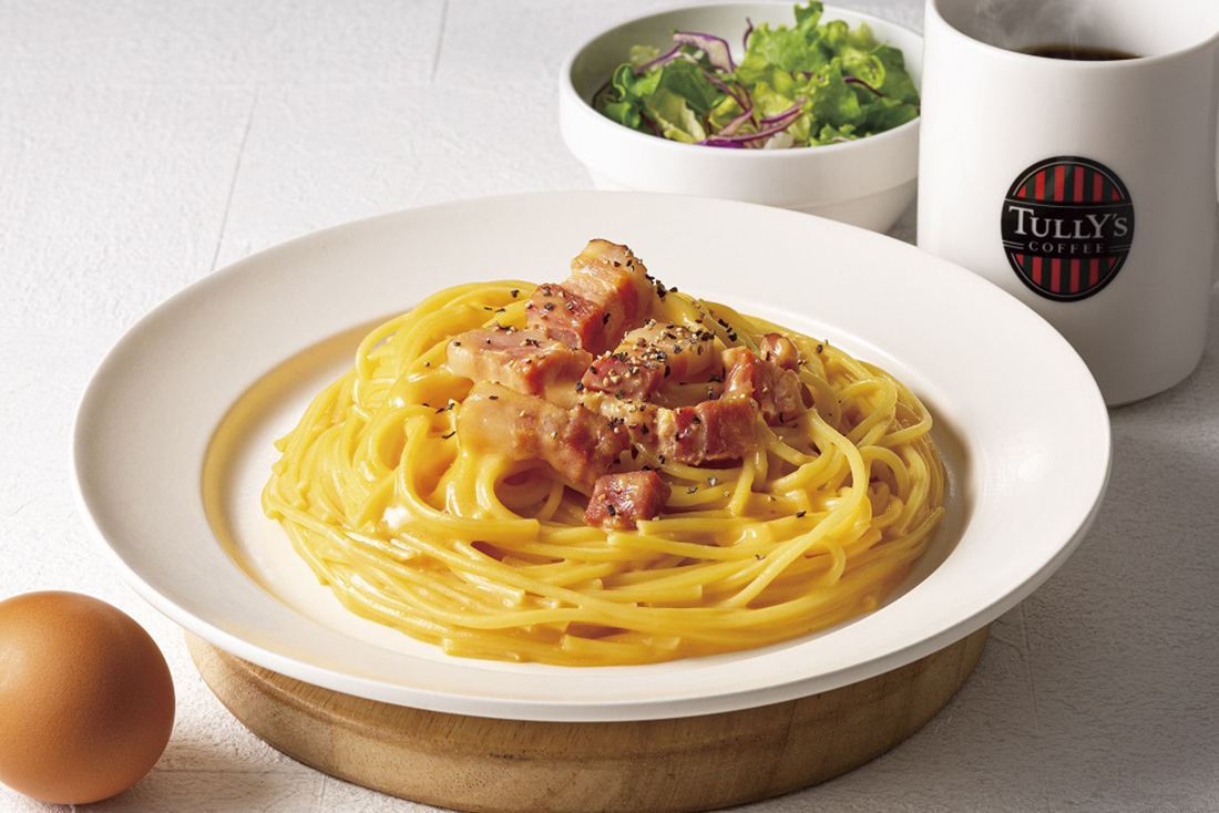 “霧島黒豚”の豊かな旨みが際立つ秋冬限定メニュー「霧島黒豚ベーコンのオリジナルカルボナーラ」を11月8日（水）より発売 | Foooood