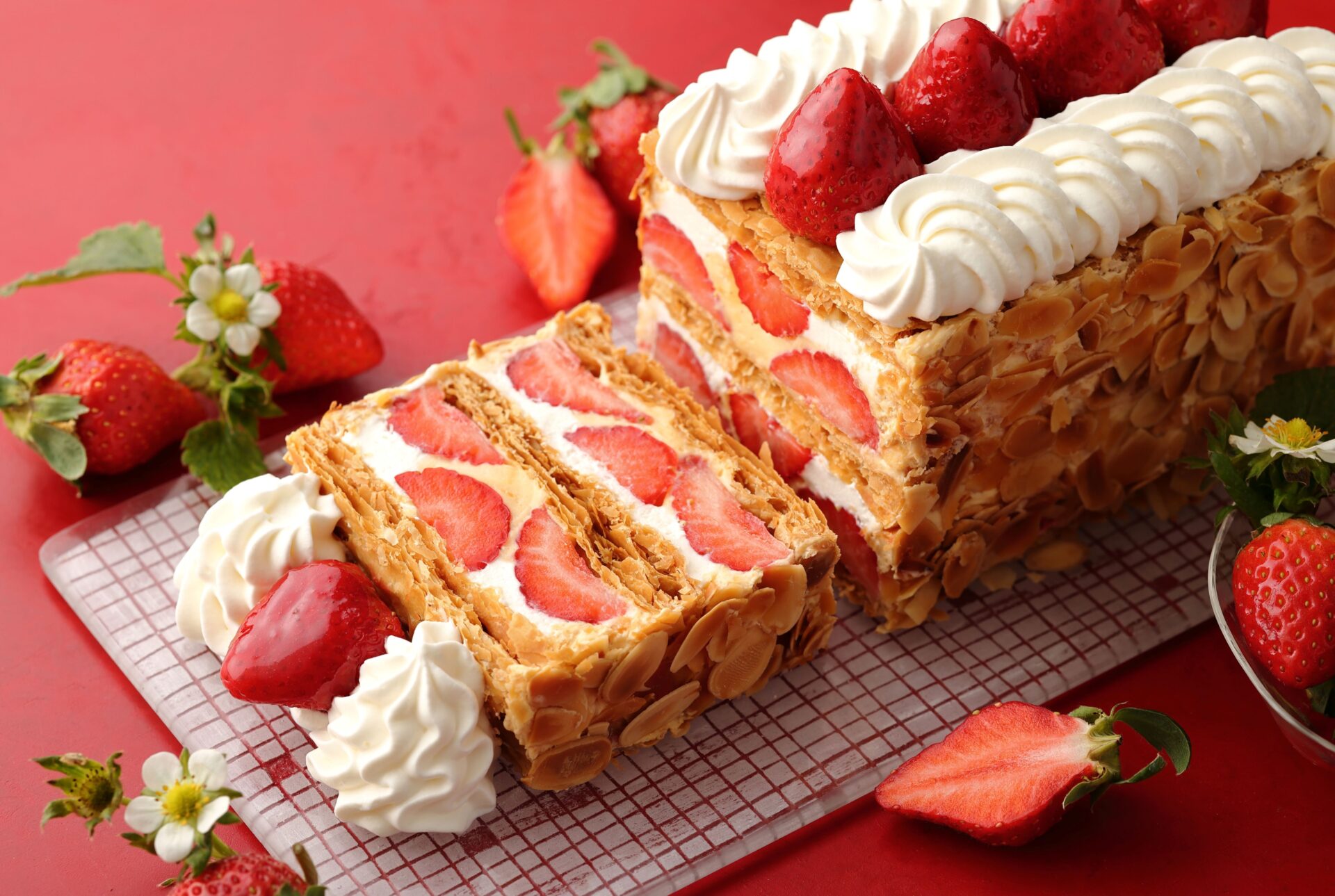 【キハチ 青山本店】真っ赤な“あまおう苺”をミルフィーユ仕立てにした「KIHACHIのナポレオンパイ ～あまおうスペシャル～」を発売 | Foooood