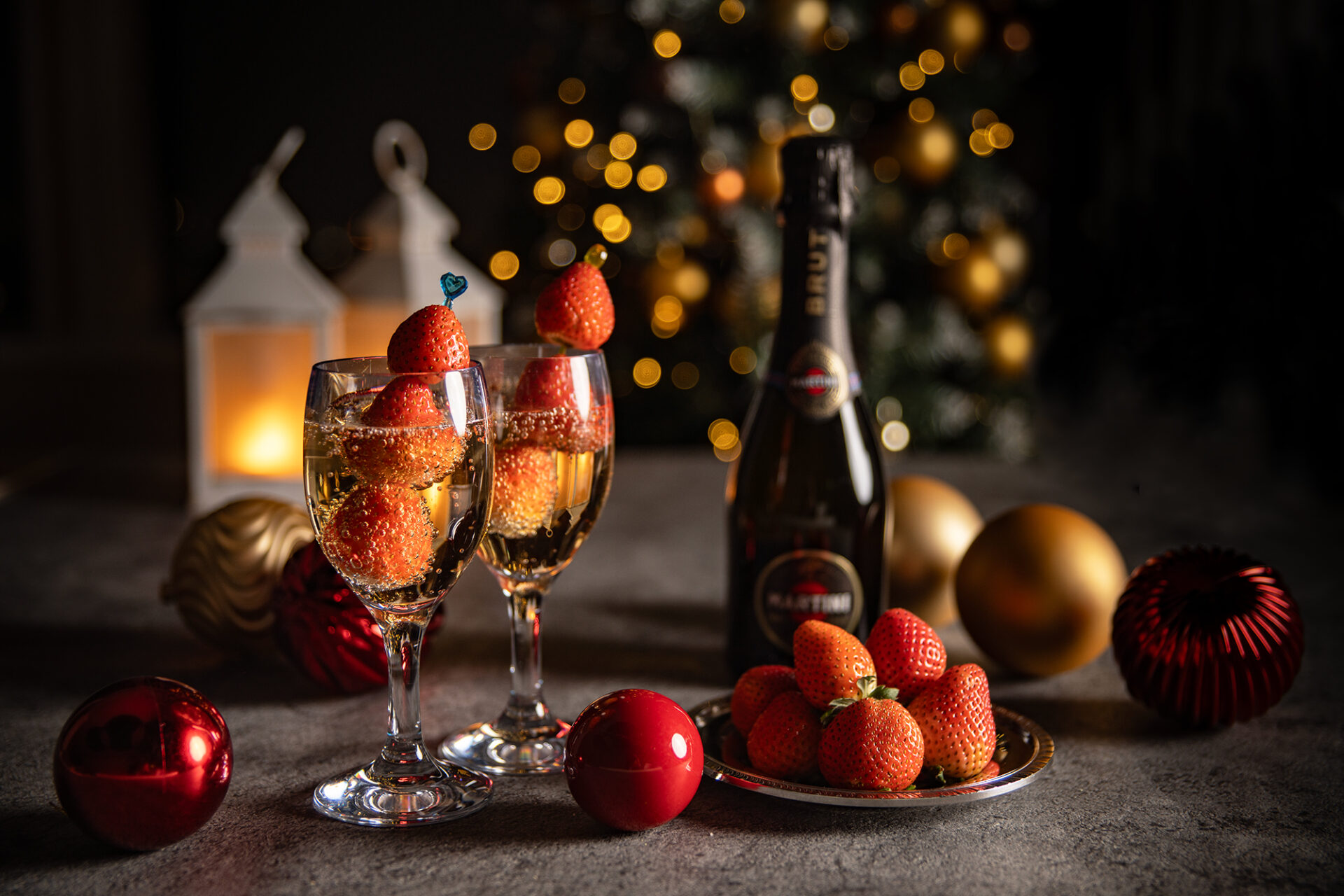 【梅田スカイビル】ストロベリースパークリングで乾杯！クリスマスデートは夜景を望む空中庭園で。 | Foooood