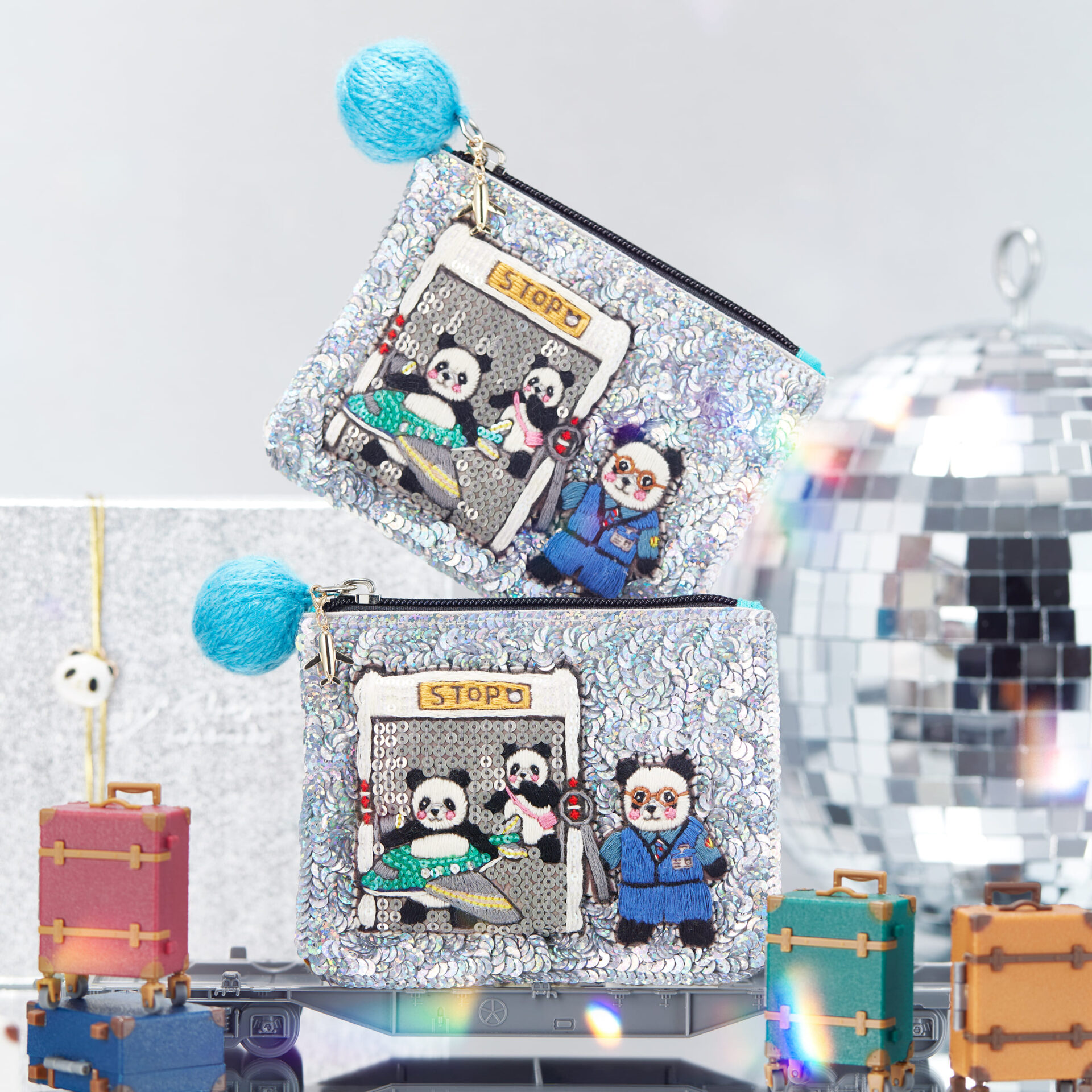 羽田空港限定「パンダ飛行機ポーチ」保安検査場にフォーカスしたデザイン、いちごチーズ風味のチョコクランチ付き | Foooood